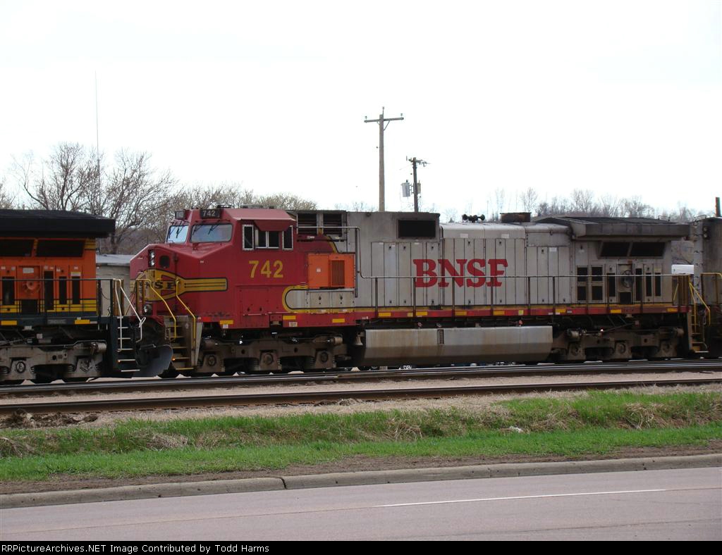 BNSF 742